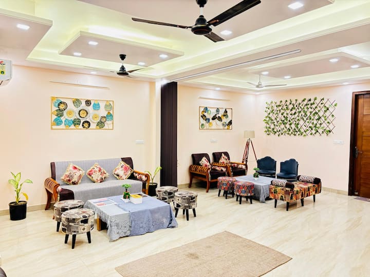Happy Homezz | Spacious Cottage | 4bhk - New Delhi
