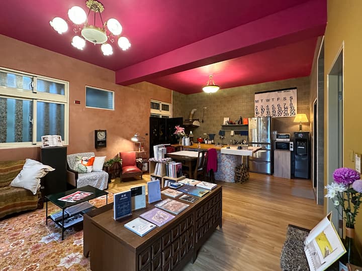 位於九份國小旁，有客廳與三間房且步行可達老街的寧靜獨棟兩層小屋， - 瑞芳區