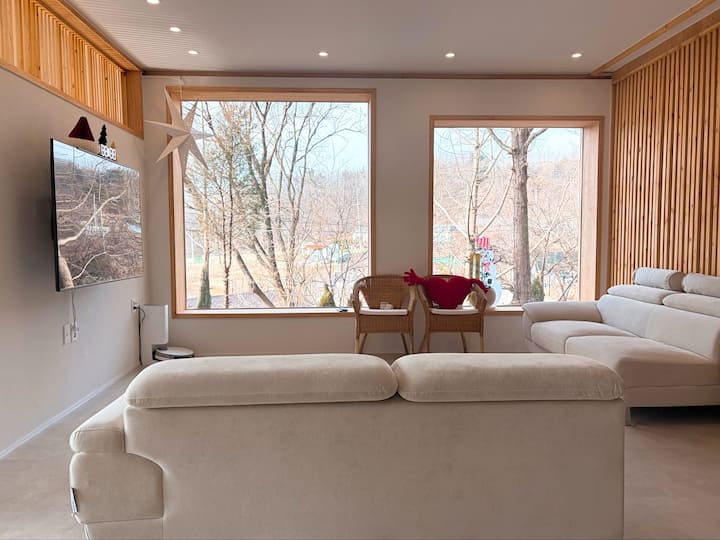 그로우하우스초막골 
20인 대형 독채/방 4개/가족모임/단체모임/신상펜션/신축펜션 - 목천읍