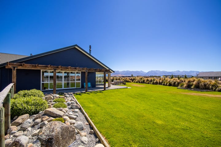Panoramic Mountain View Retreat - Twizel