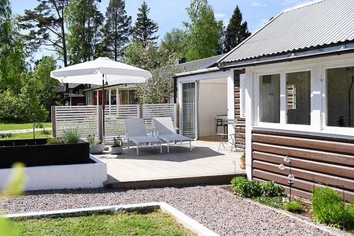 Charmig Stuga Vid Havet Med Bastu, Brygga & Uterum - Suecia