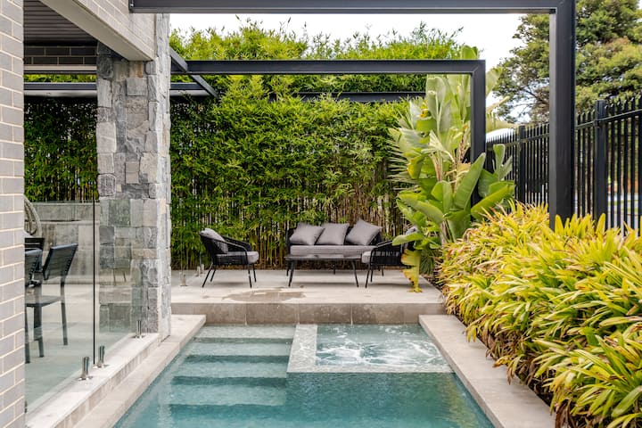 Luxury 4br Retreat With Private Pool - Sydney