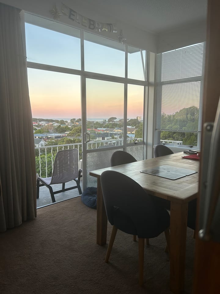 Magnificent View | Large Home | Walk To Town & Sea - New Plymouth