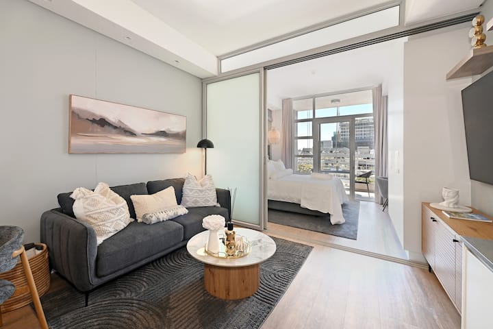 Modern Bree St Apt • Balcony View • Rooftop Pool - Claremont