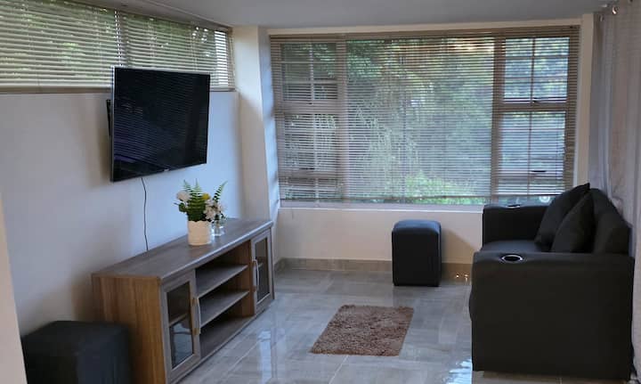 The Modern Retreat, 2 Bedroom Home Away From Home - Queensburgh