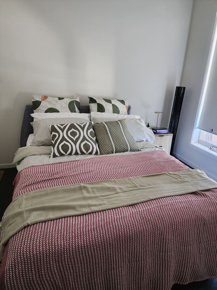 Luxurious Modern En-suite Master Room: Donnybrook - 