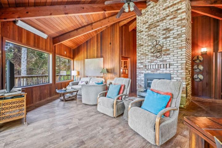 Octagon Oasis Home - Fort Bragg, CA