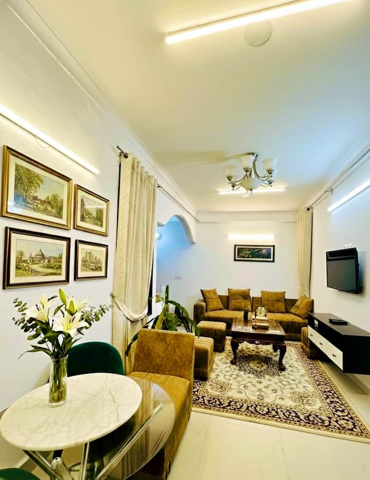 • Elite Living: Fully Furnished Spacious 2bhk - Új-Delhi