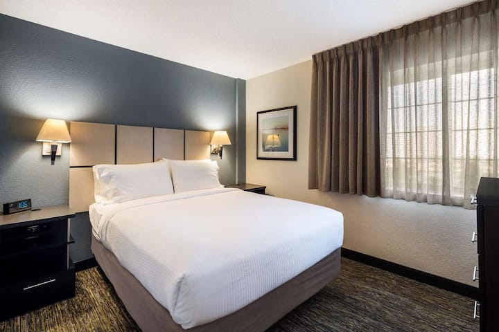 Relaxing Stay Near Great Lakes Crossing Outlets! - Sterling Heights