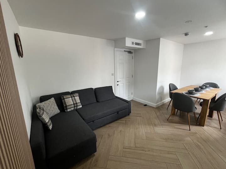 Modern Home , Neve Hospital  Free Parking - Telford