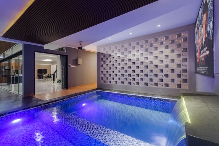Ngariung Villa W/ Pool & Billiard - Bandung