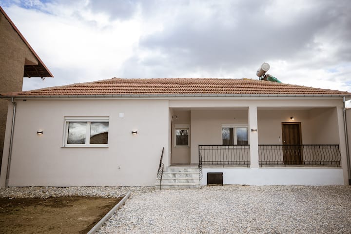 Riverside Escape, Μοντέρνα Κατοικία με Αυλή - Флорина