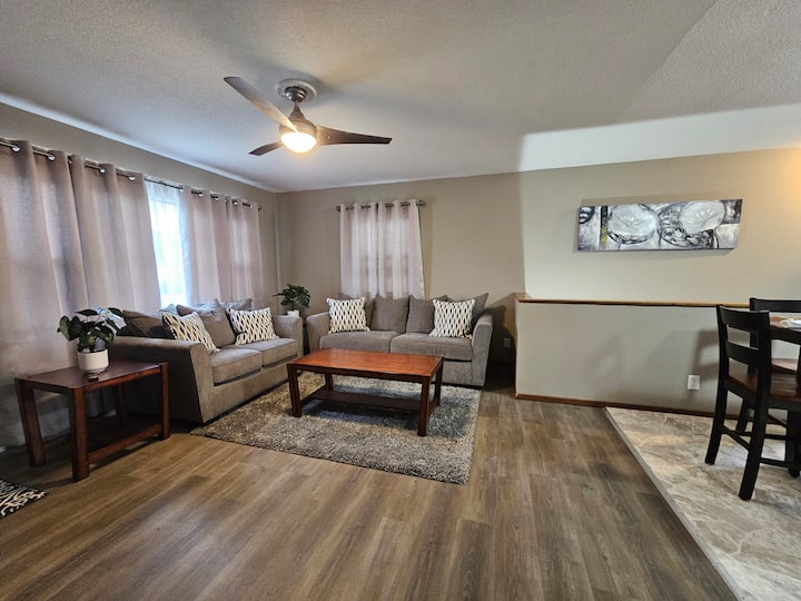 Cute And Cozy Little Red House. - Cedar Rapids, IA