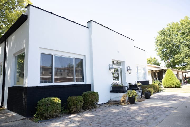 Cozy King Room W/ Private Bath | Downtown Walkable - 타임