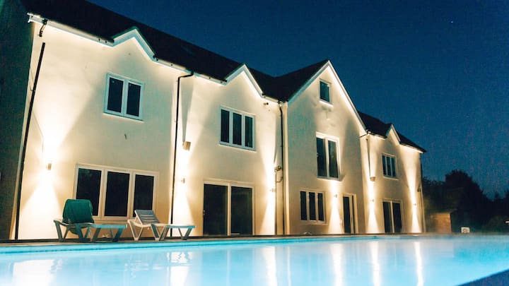 6 Bedroom House With Heated Pool And Hot Tub - Wellingborough