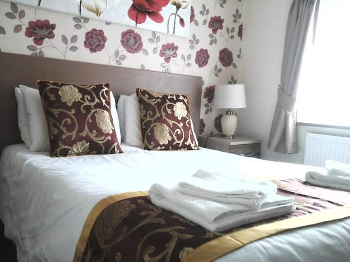 Maen Hir Guest House
Standard Double With En-suite - Menai Bridge