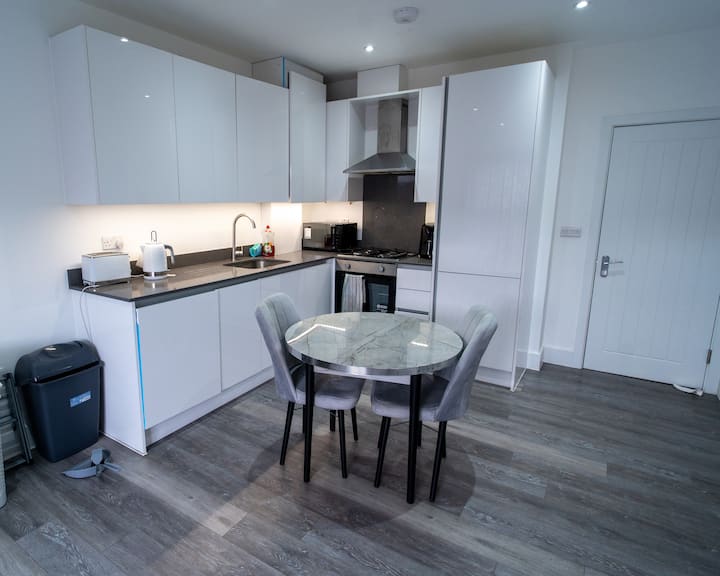 2 Bed Flat Dartford With Balcony Next To Station - Dartford