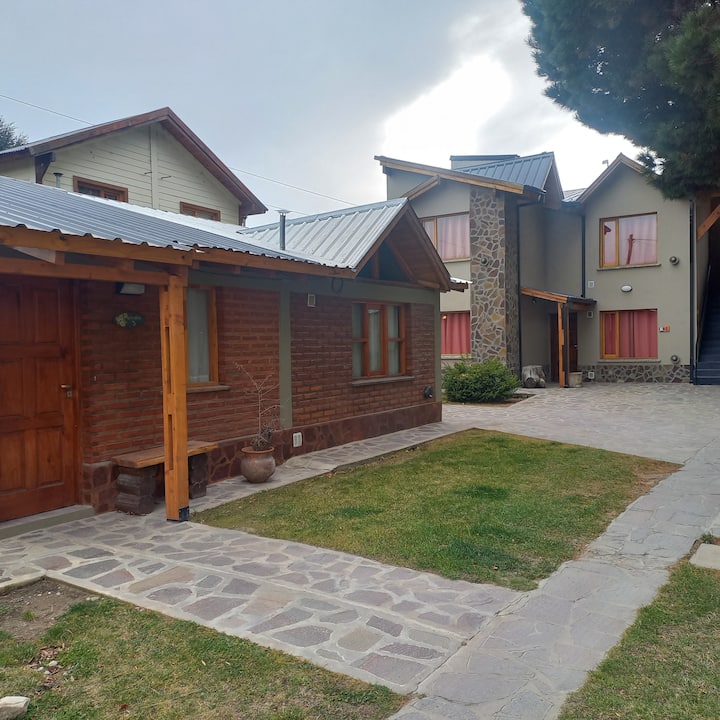 Pailalen. Bello Alojamiento En Barrio Tranquilo - Esquel