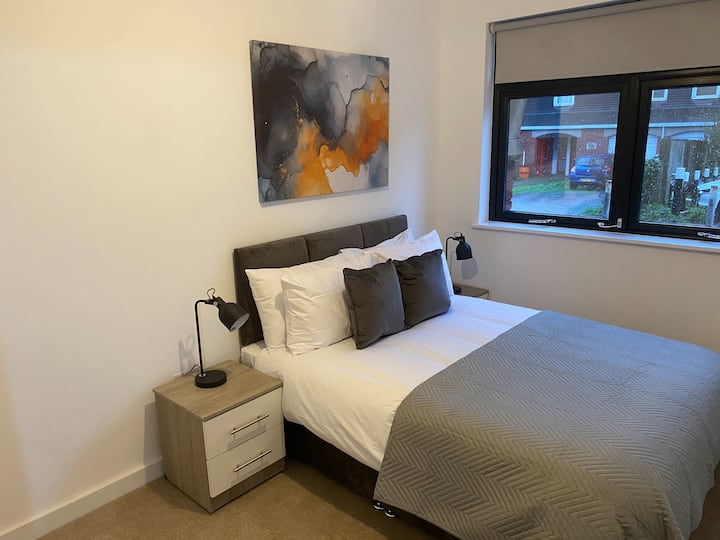 Contemporary 2‑bed – Gateway To The Cotswolds - Swindon