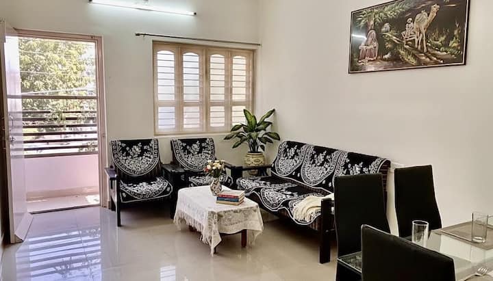 A Serene And Cozy Retreat At A Prime Location - Bhuj