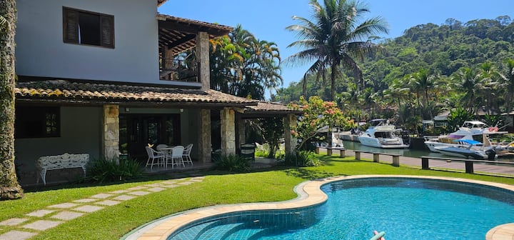 Praia Para Amantes Do Mar Calmo E Mata Atlântica. - Angra dos Reis