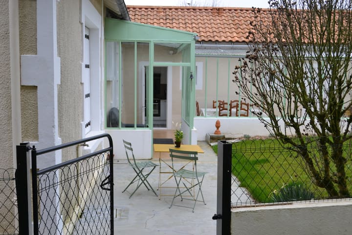 Les Grands Orangers Gîte Pour 6 Personnes - Melle