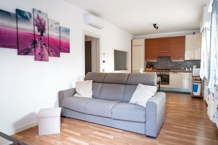 The Red Devils' House. 
      - Con Box Privato - - Desenzano del Garda