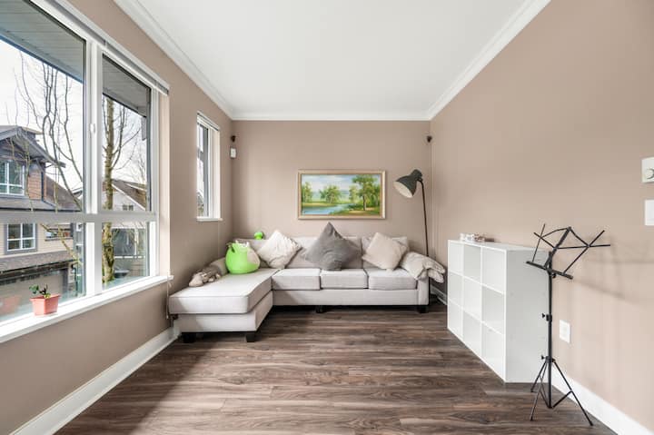 Spacious 3-bedroom Home • Perfect For Families - Pitt Meadows