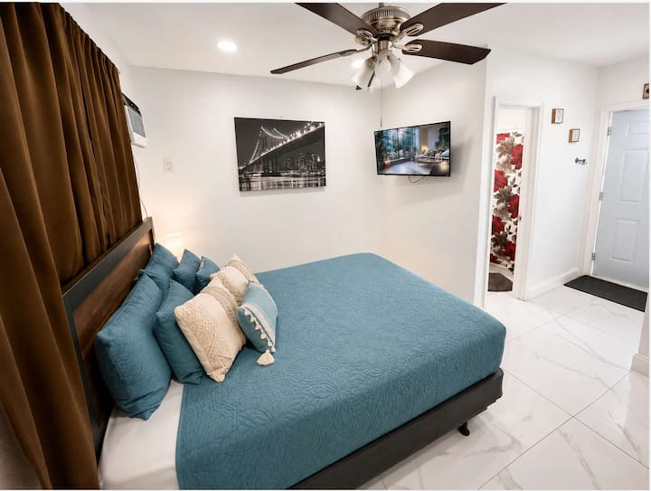 Hollywood Beach Suites - Steps To The Beach & Fami - Hollywood, FL