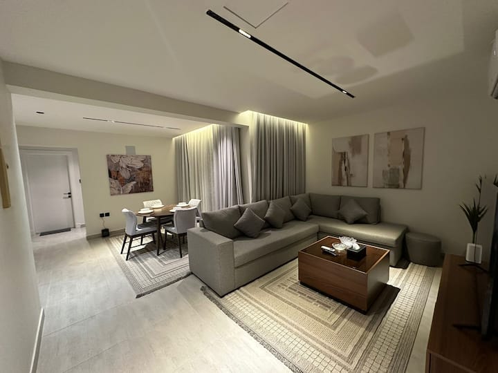 شقة مودرن بأثاث راقي وخدمات متكاملة وموقع مميز - Riyadh