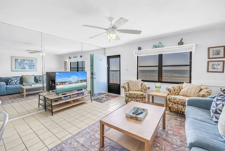 Beachside Getaway - Grills, Walk To Food, Fun #409 - Treasure Island, FL