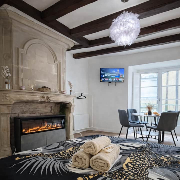 Studio De Charme Avec Cheminée Décorative - Angers