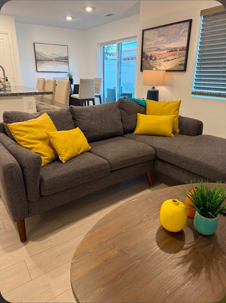 A Townhouse Of Comfort & Style - Loma Linda, CA