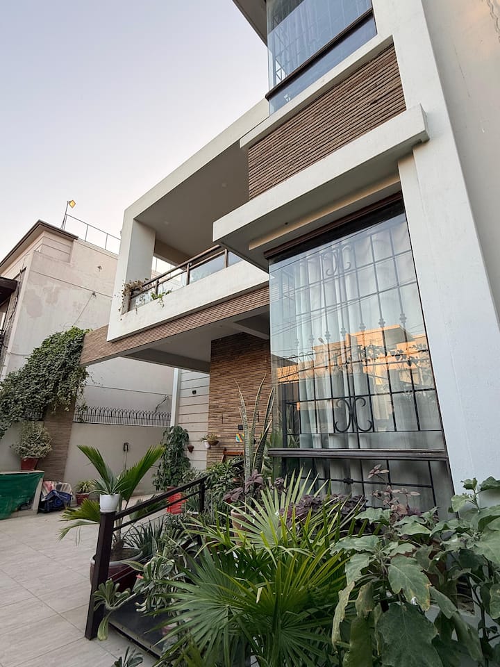 Modern Private Home Ph7 Central Loc (W Parking) - Karachi