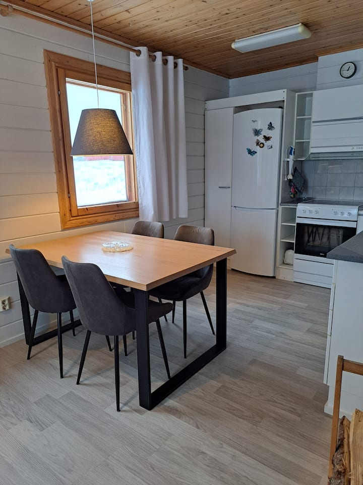 Hirsimökki Järvenrannalla - Finlandia