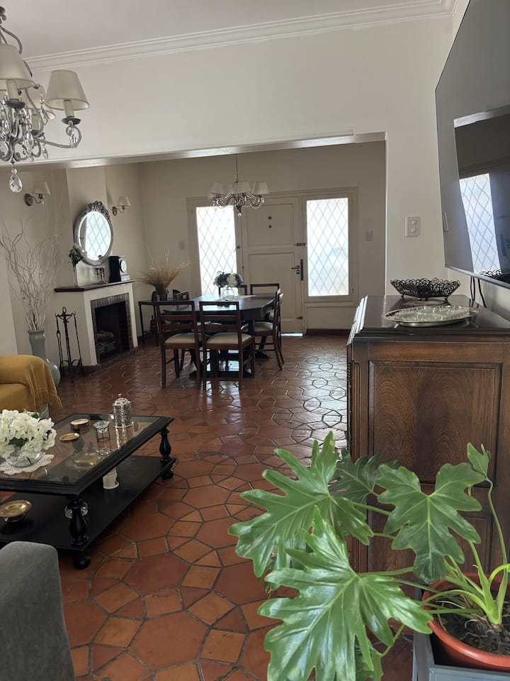 Casa Jardín Con Pileta Y Ubicación Privilegiada - Mendoza