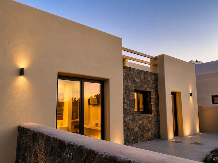 Theros Is Designed To Accommodate Up To Six Guests - サントリニ島