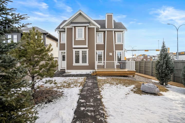 The Dynasty | 3200 Sqft | 2 Full Suites | Fire Pit - Airdrie