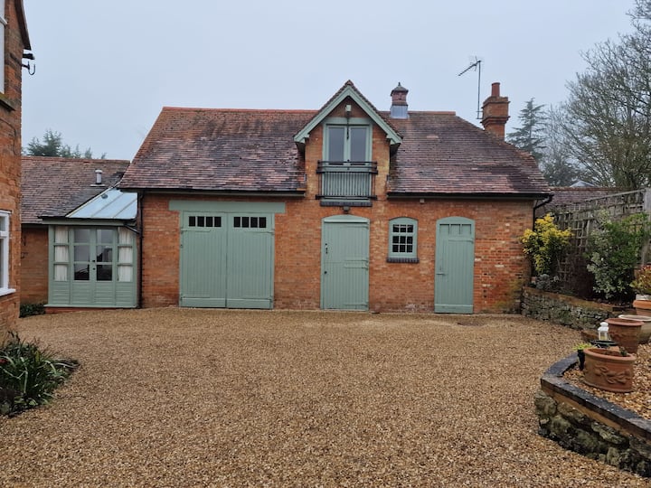 The Coach House, Padbury 
(10m To Silverstone) - Oxfordshire