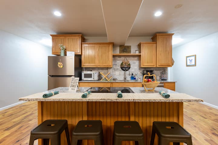 Main Street Retreat. 2 Bed 1 Bath Apartment - Chelsea, OK