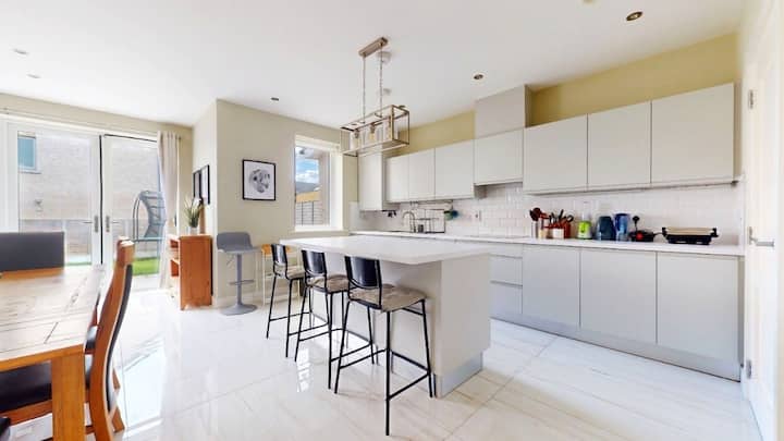 Lovely Fully Furnished 4 Bed-rooms Townhouse - Swords