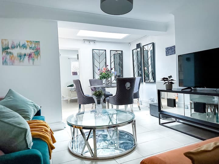 Spacious 2 Bed, 2 Bath Zone 2 Flat With Garden - London