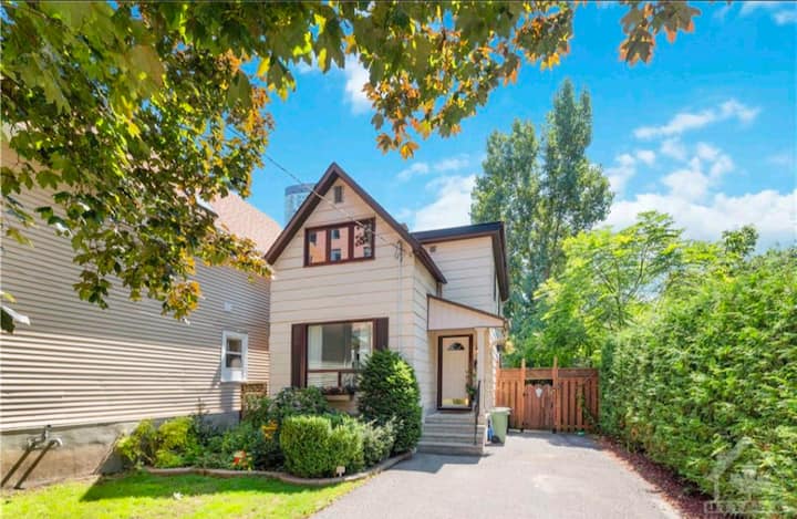 Little Italy Home | 4bd | Parking - Ottawa