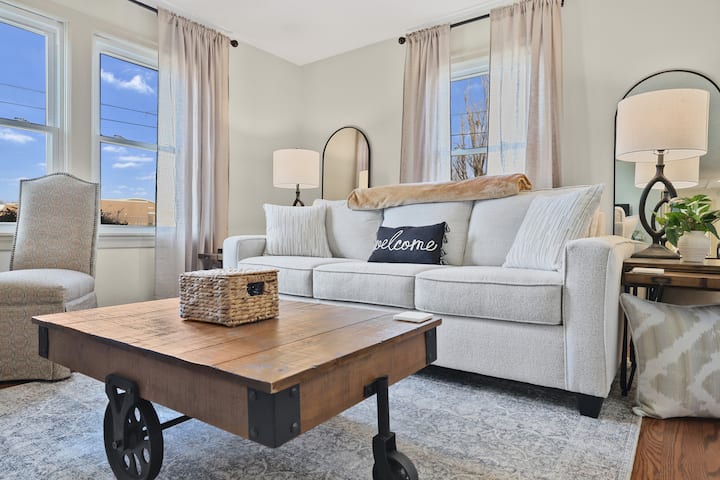 Furnished 3 Bedroom 1 Bath Pet-friendly Home - Bowling Green, KY