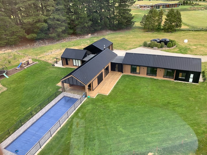 Spacious Wanaka Retreat | Pool | Sleeps 14 - 瓦納卡