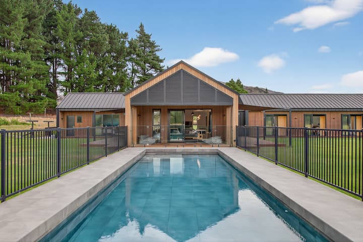 Spacious Wanaka Retreat | Pool | Sleeps 14 - Luggate