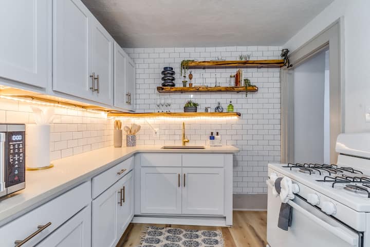 Balcony View In Delano | Travel Nurse Oasis W/ W&d - Wichita, KS