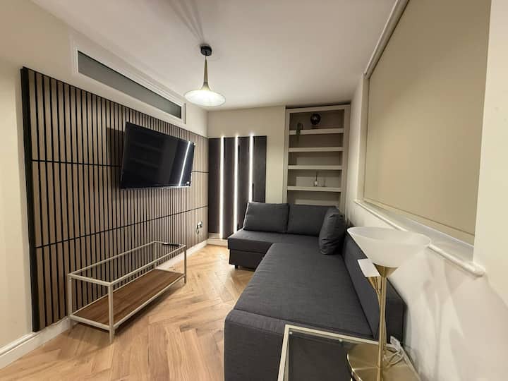 Modern Two-bedroom Flat With Communal Garden - London