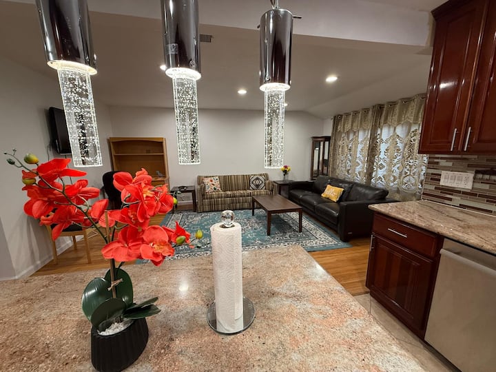 Spacious & Beautiful 3 Bedrooms/2 Bath/kitchen/liv - Los Gatos, CA