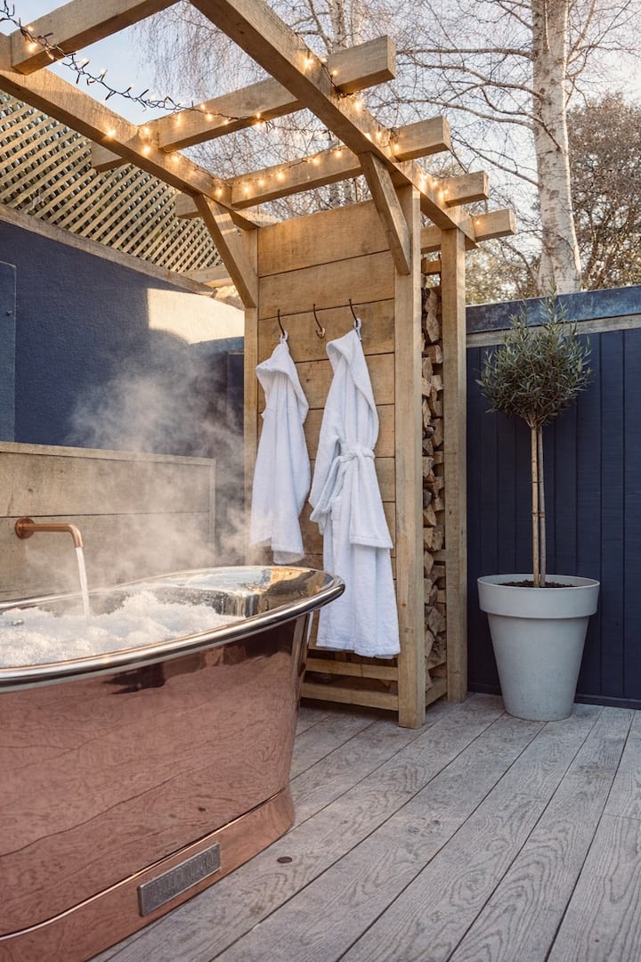 Rutland, Outdoor Copper Bath & Cosy Log Burner - Oakham
